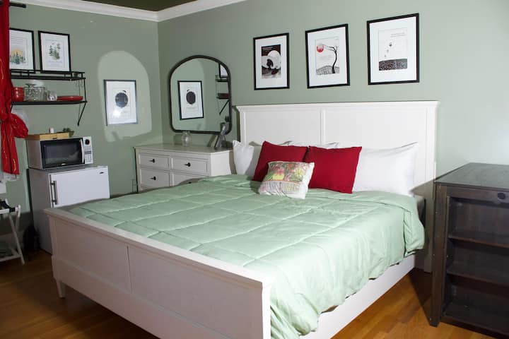 Comfy Private Suite In The Heart Of The Tower - Fresno, CA