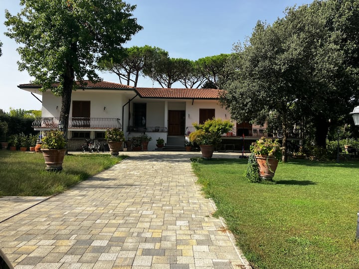 Porzione Di Villa A Poveromo - Massa
