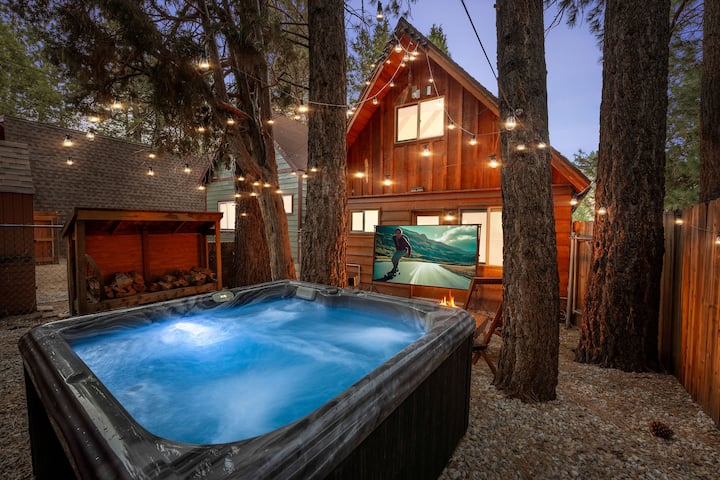 Hot Tub • Outdoor Movie & Fire | Pet-friendly - Big Bear Lake, CA