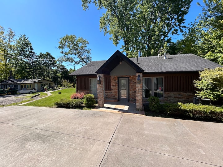 Elias Cabin - Leamington