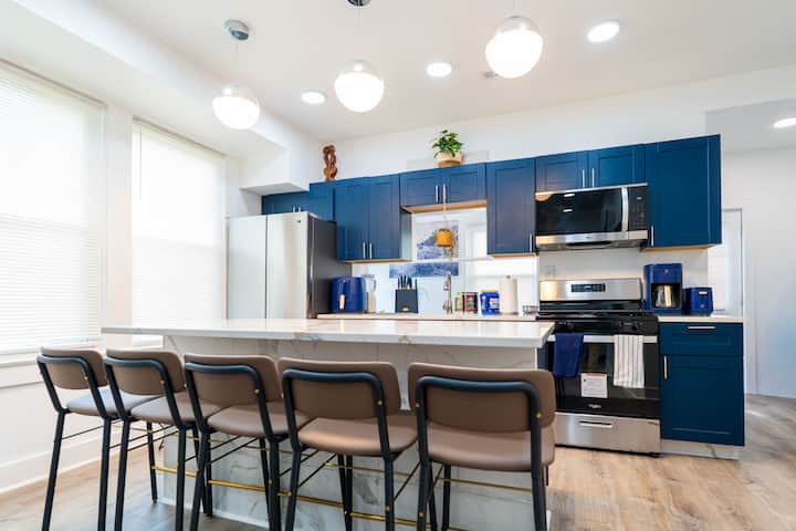 Near Capitol Hill W/parking & 2 Kitchens Sleeps 12 - Washington, D.C., DC