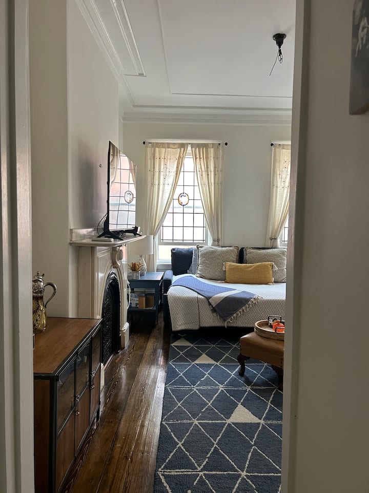Charming Brownstone Retreat Near Fenway & T - Boston, MA