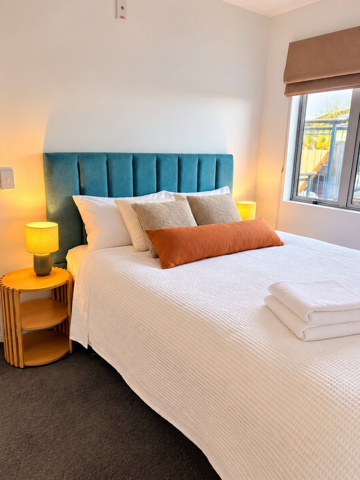 Wānaka 2br | Private Parking | Walk To Town - Wanaka