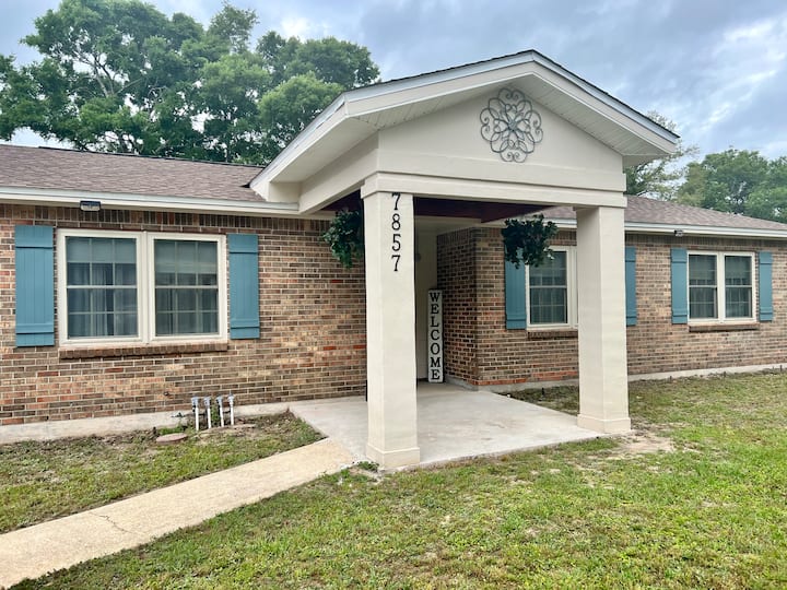 2 Br 2 Bath Free Parking, Conveniently Located. - Warrington, FL
