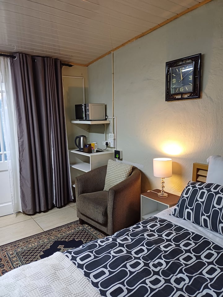 38c-self Catering With Power Backup-no Parking - Johannesburg