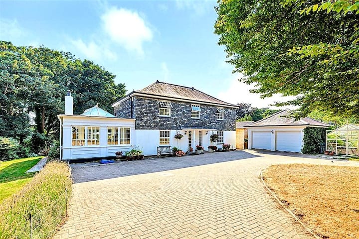 Perfectly Located Cornish Home With Private Wood - Porthtowan