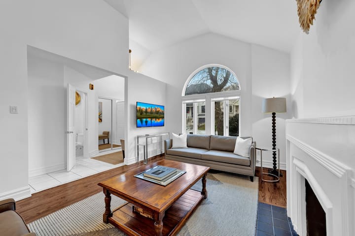 Stylish Home W/parking,balcony, Backyard & By Park - Toronto