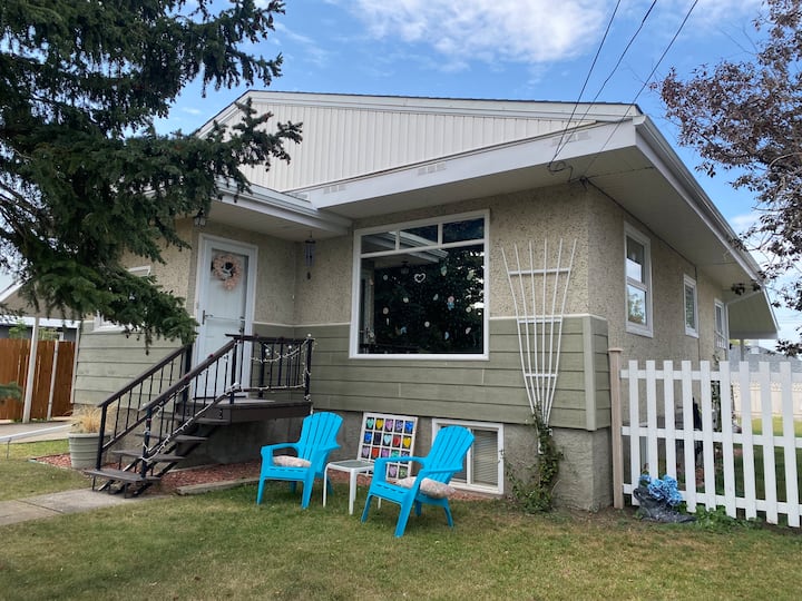 Bright Cozy Spacious 
3 Bed 2 Bath 
 Bungalow - Pincher Creek