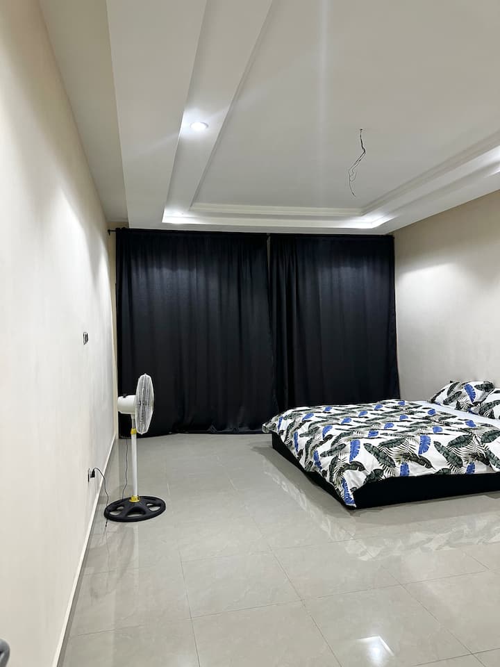Spacious Private Room & Balcony - Cotonou
