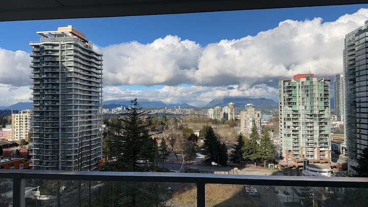 Central Surrey 1 Bedroom With Parking - Surrey