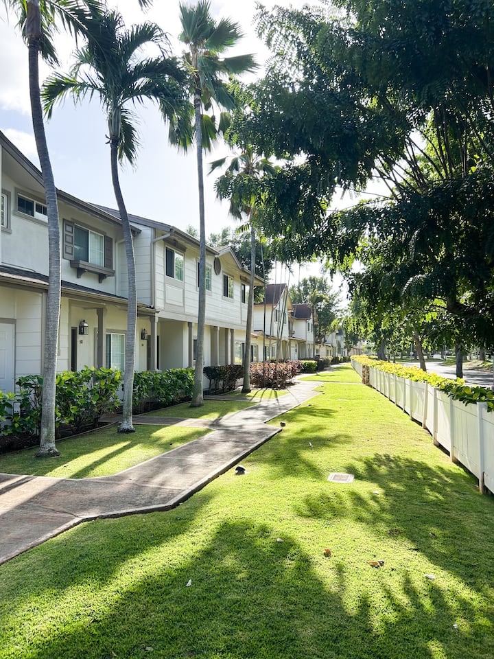 Pet Friendly! Fenced Yard Townhouse - Ewa Beach, HI