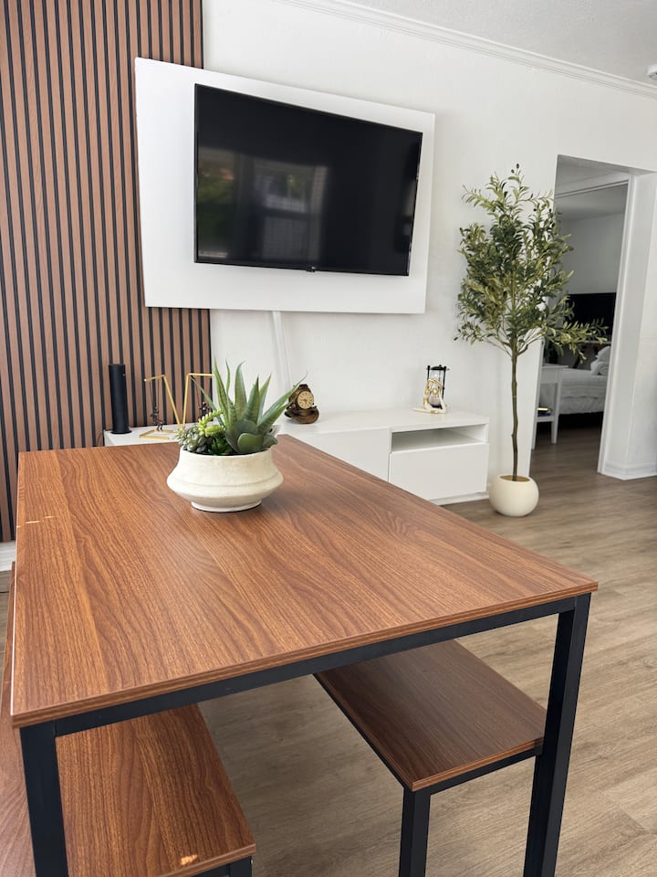 2br W/ Porch + Patio | 7min To Beach & Las Olas - フォート・ローダデール, FL