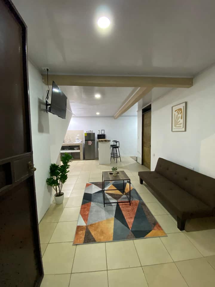 Apartaestudio Centrico Con A/c Y Parqueo. - Limon
