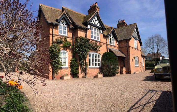 4 Bedroom Entire Cottage Luxurious & Spacious - Bromsgrove