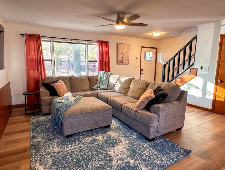 Close To Downtown | 5-bdrm | Fire Pit | 2,100 Sqft - Broken Arrow, OK