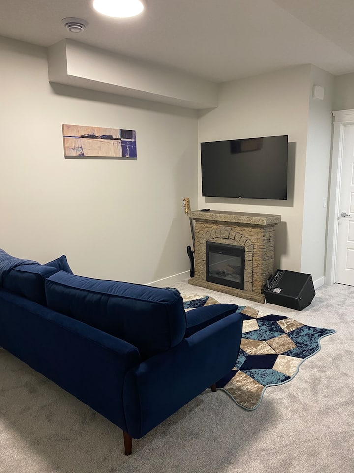Cozy Getaway Guest Suite! - Airdrie
