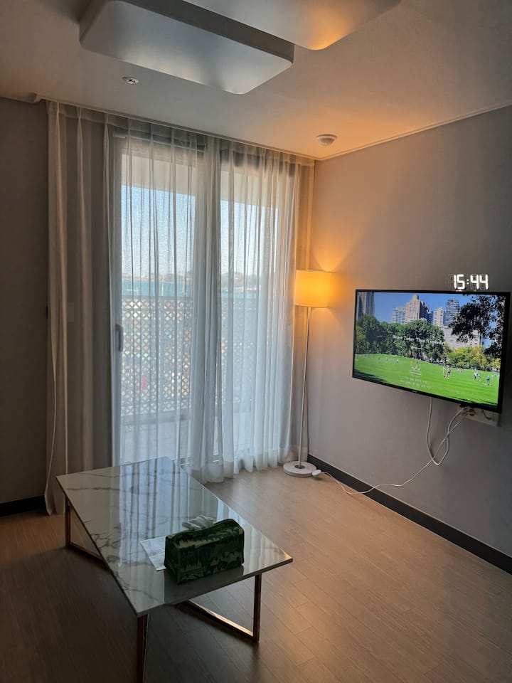 [여수채긋] 오션뷰 패밀리룸 (침대방, 온돌방) #테라스 #24평형 #넷플릭스 #유튜브 - Yeosu-si