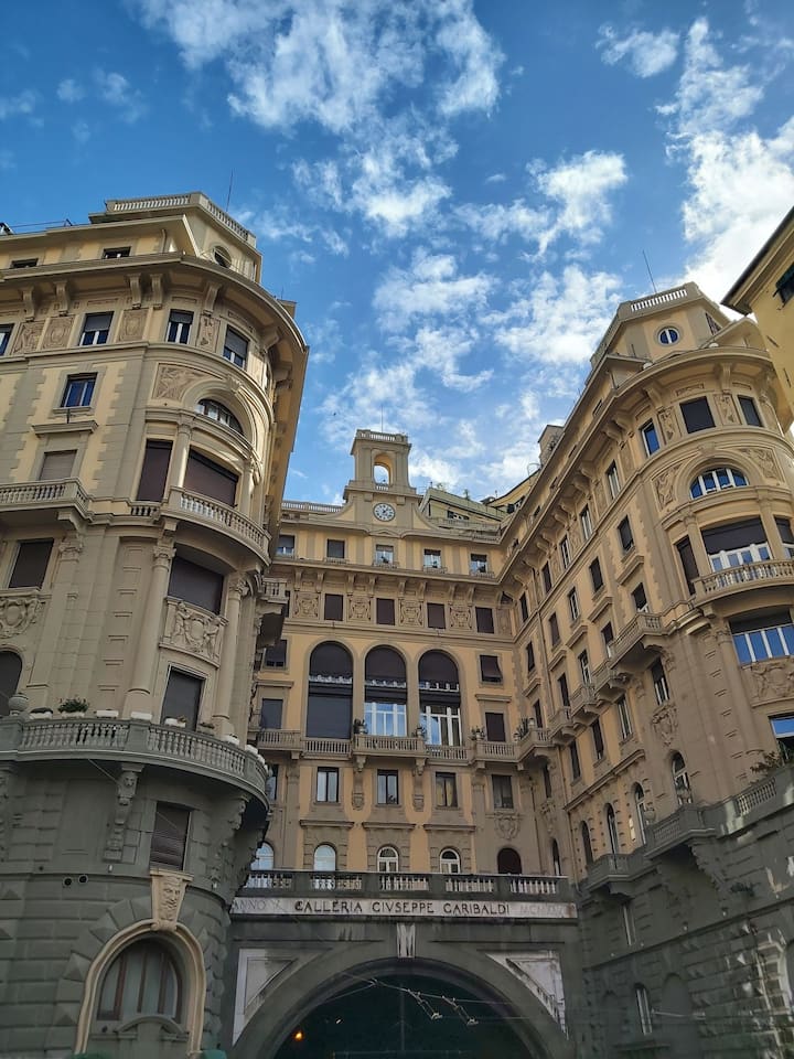Central Chic Apartment - Genoa