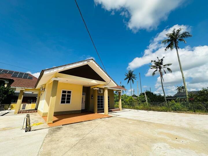Nawra Iman Holiday Home - Paka