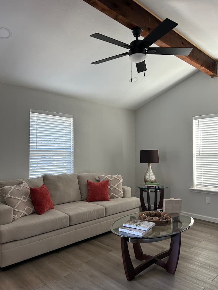 Spacious Home - Arlington, TX