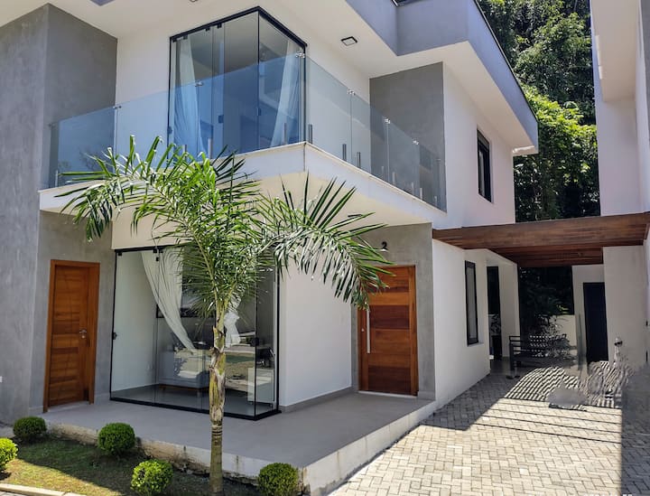 Casa Alto Padrão 4-suítes, Sendo 1-no Térreo - São Sebastião