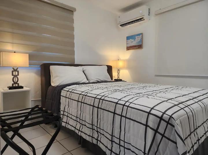 3beds/ Near Beach , Airport And Everything! - 