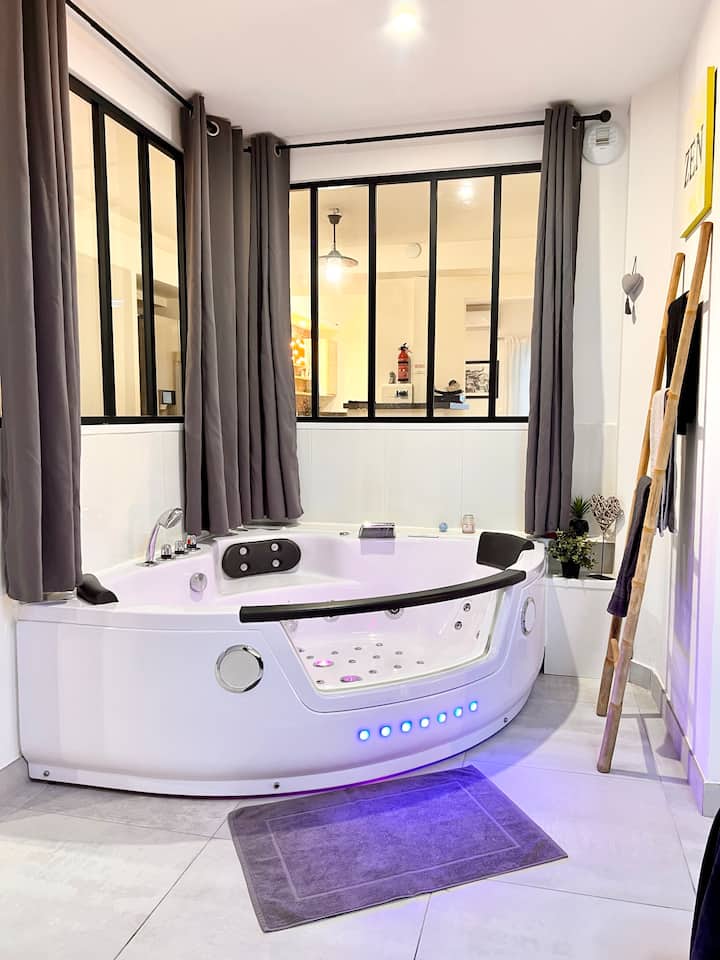 Loft Avec Clim & Jacuzzi : Grands Buffets, In Town - Languedoc-Roussillon