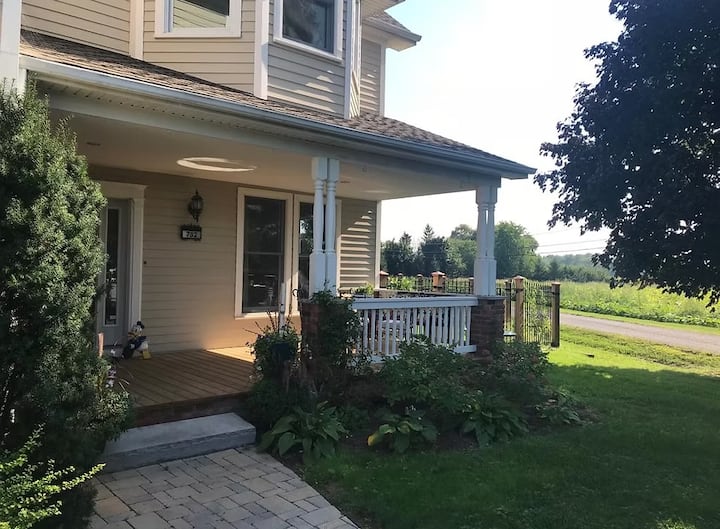 King, Ensuite With Country Views At Dicksons B&b - Youngstown, NY