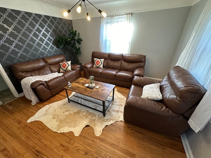 3 Bedroom-fenced Backyard-pets Welcome/ Sleeps 6+ - Lincoln Park, MI