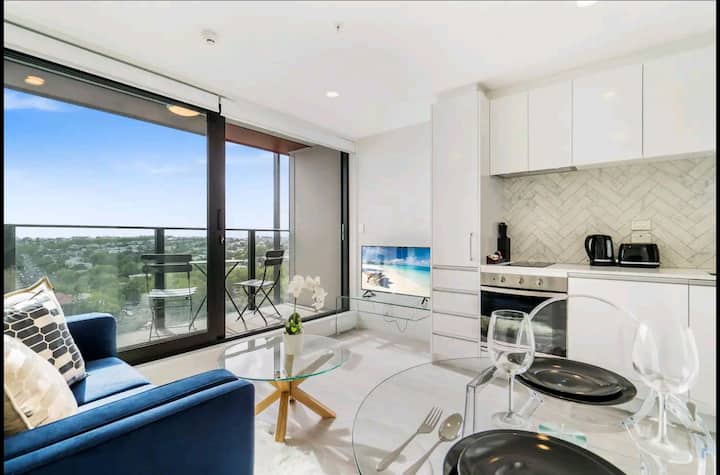 Stylish Central Apartment With Pool And Balcony - Auckland