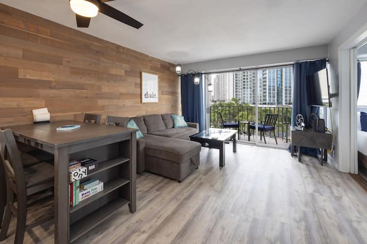 Spacious Modern 2bdrm Condo/sleeps 6/free Parking - Honolulu, HI