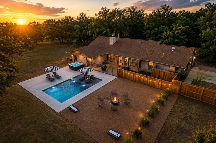 Pool, Hot Tub, Fire Pit | 2-building Ranch - Elgin, TX