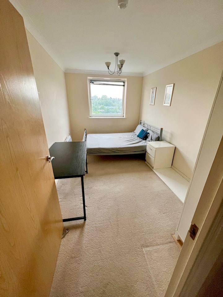 Room Just Opposite Train Station - Basingstoke