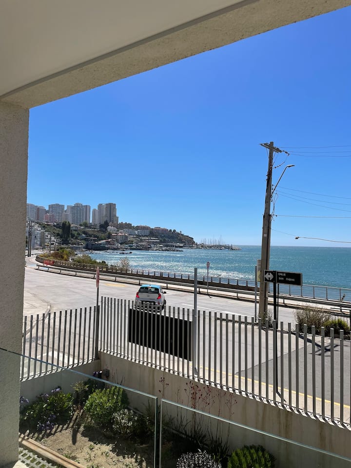 Primera Línea Frente Al Mar Con Estacionamiento. - Concón