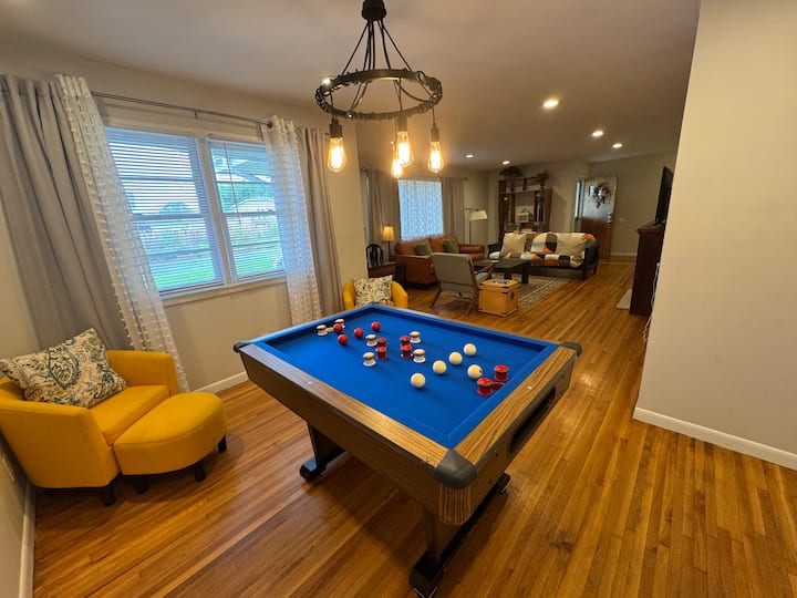 Near Wsu: Bumper Pool And Fire Pit - Wichita, KS