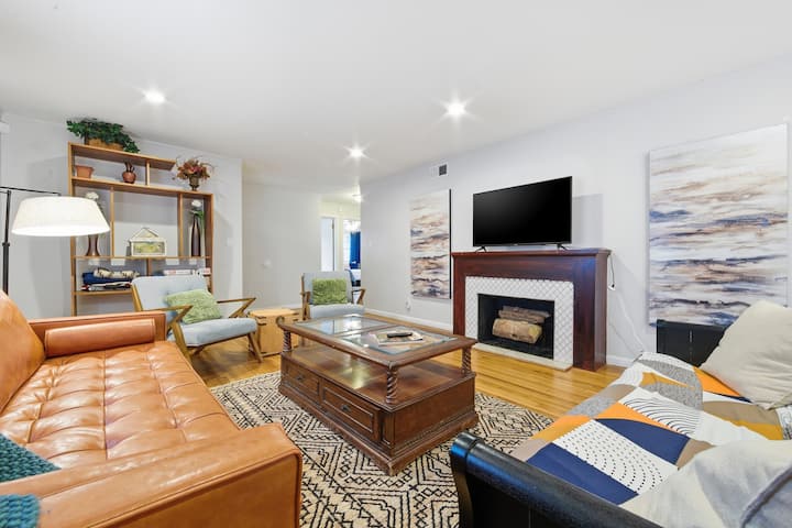 Near Wsu With Bumper Pool Table And Fire Pit - Wichita, KS