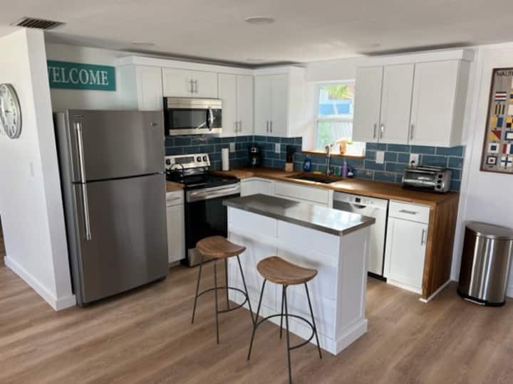Charming Bayview Retreat - Manasota Key, FL