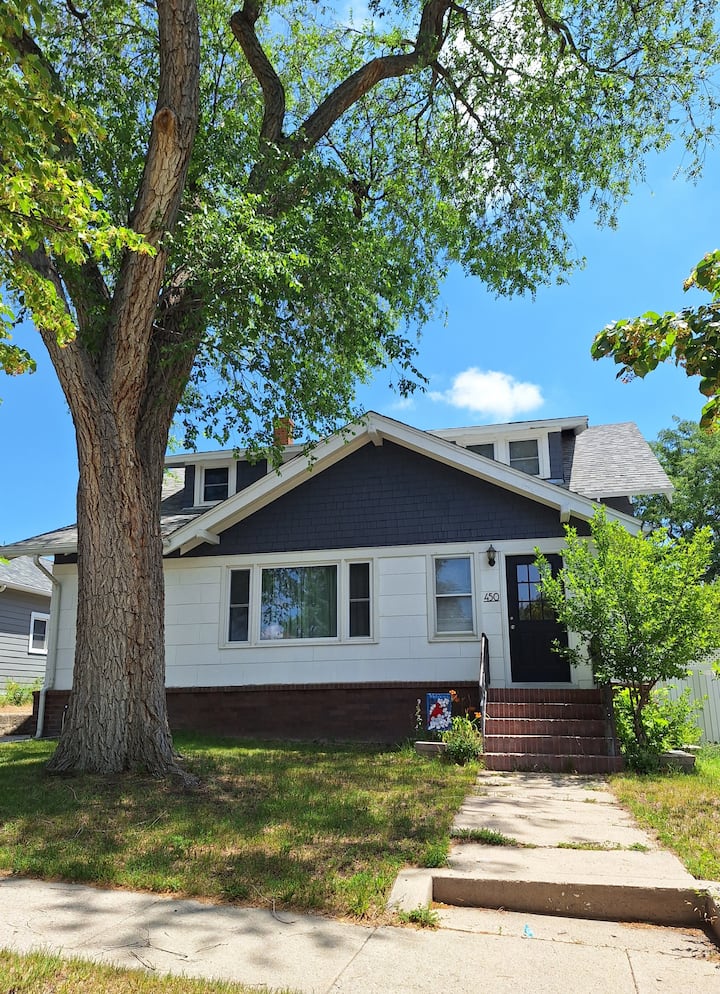 Spacious 3 Level Home Great Location - Chadron State Park, Chadron