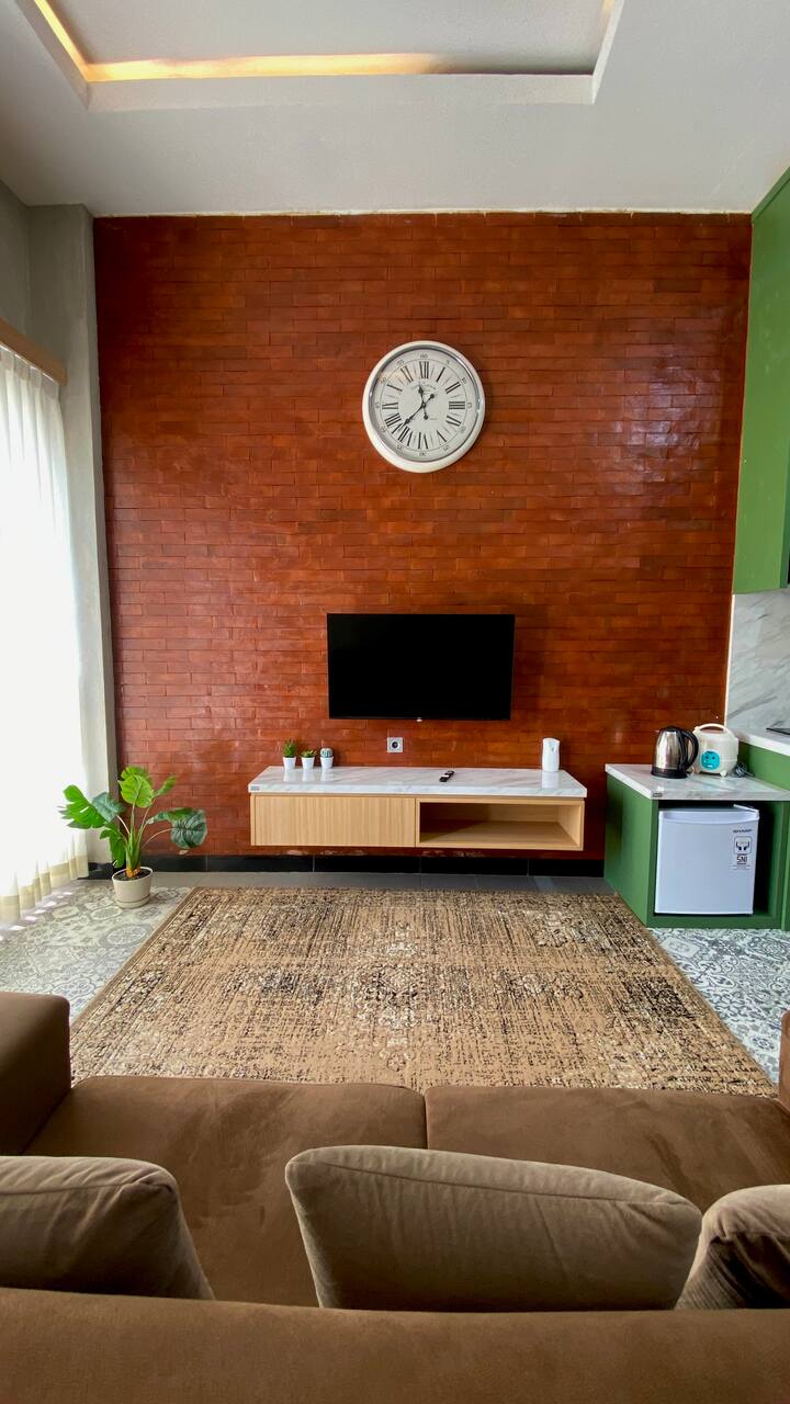 The Home Town Stay - Juno Room - Semarang