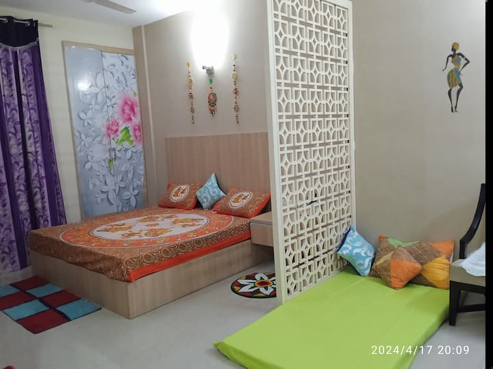 "Anukampa"
 "अनुकम्पा"
A Modern Studio / Cozy/wifi - Vrindavan