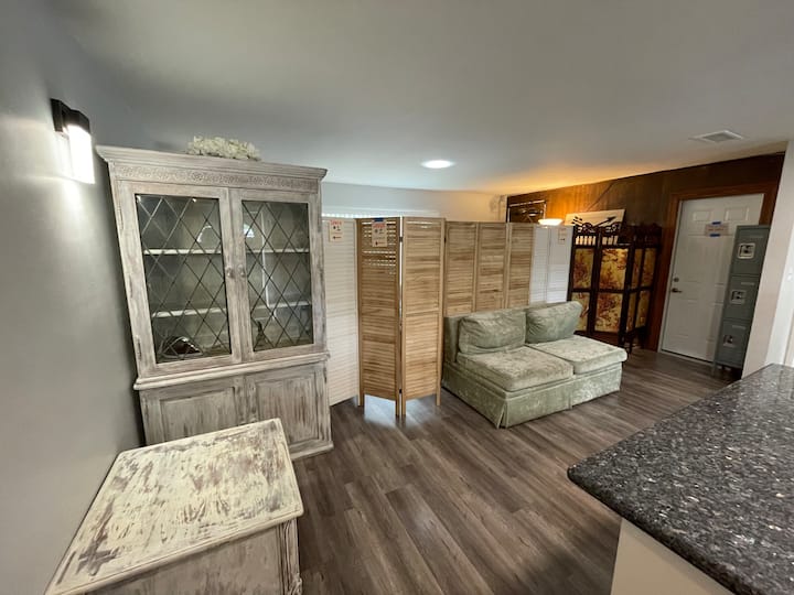 Newhall Cal-king West Room - Santa Clarita, CA