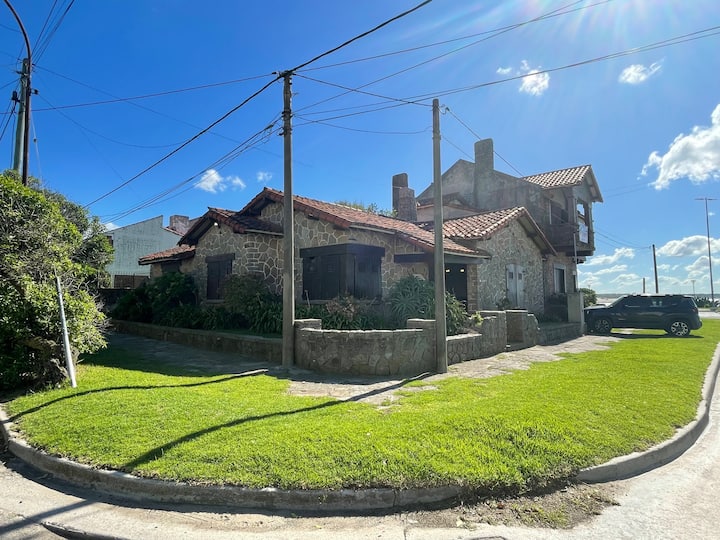 Casa Familiar - Frente Al Mar - Miramar