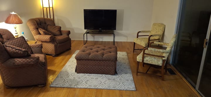 2 Bed, 2 Bath Second Floor Balcony Unit. - Peoria, IL