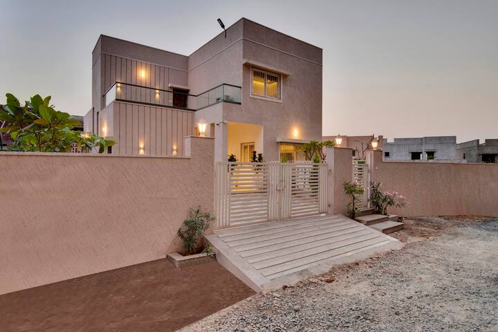 Luxurious 3 Bhk Villa W/ Pvt Pool - Gujarat