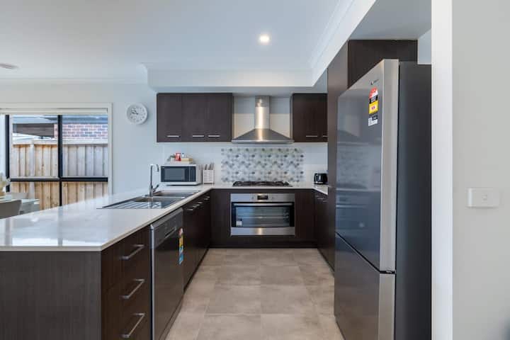 Cranbourne Entire House 4bedroom - Casey Fields