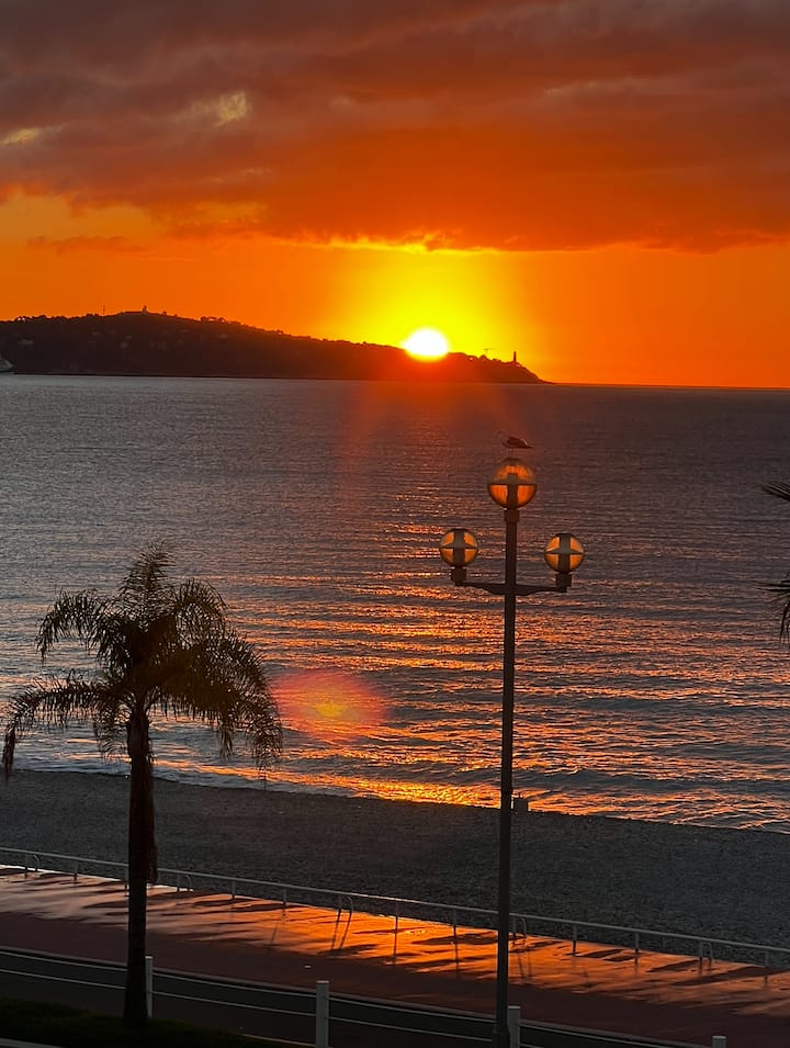Sunrise Beachfront Studio-room With Private Access - Alpes-Maritimes