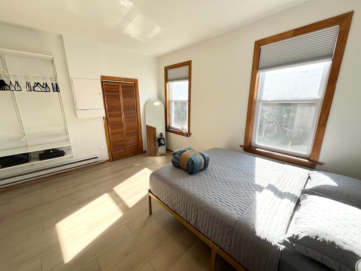 Large Corner 2ndfl Unit By Train - Philadelphia, PA