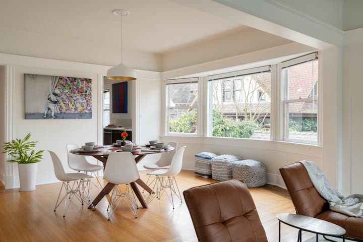 Stylish Craftsman Apt - Private Deck, Coffee Shops - Seattle, WA
