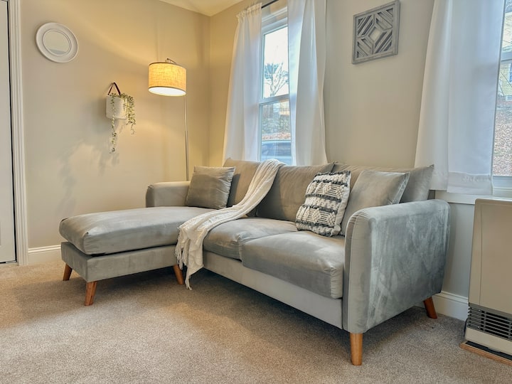 Modern Central Stylish Minimalist Unit W/ Laundry - New Hampshire