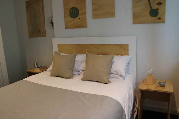 Two Bedroom City Apartment, Good Location - Melbourne